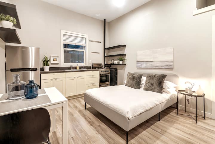 Modern Apartment Near Volunteer Park - Seattle, WA