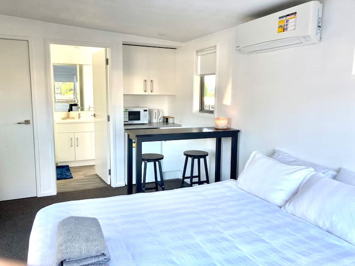 Cabin By The Airport - Auckland