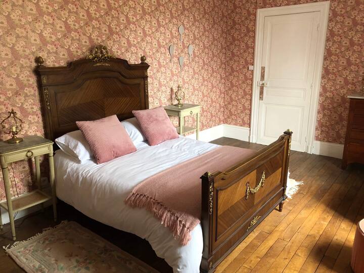 La Chambre Rose
Stay In A Tapissier’s Mansion! - Aubusson