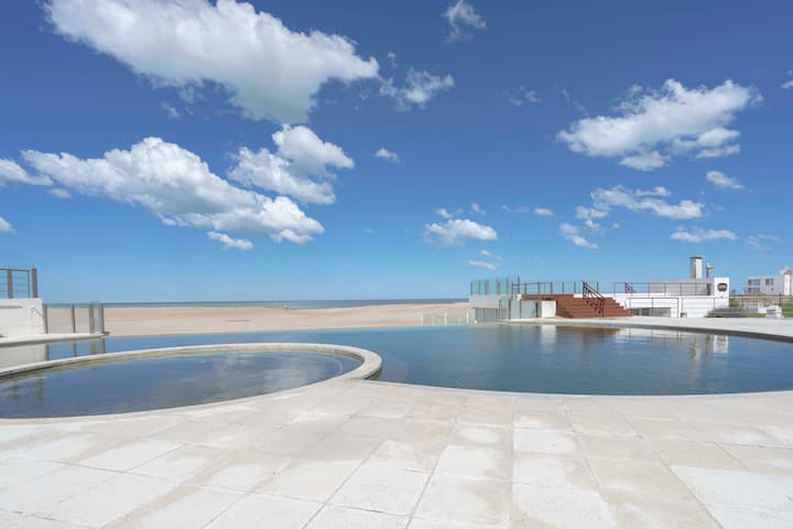 Acogedor Depto. Con Vista Abierta Y Salida Al Mar - Argentina