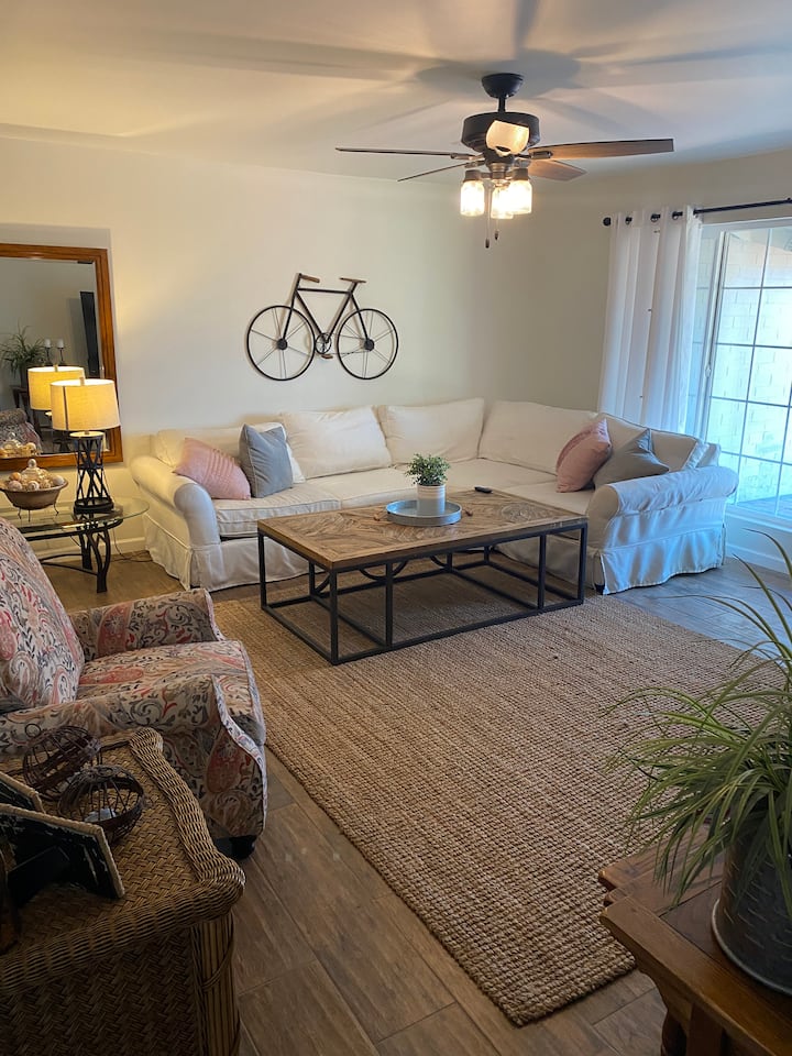 Great Scottsdale Location With Pool - Scottsdale, AZ