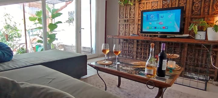 Kyrenia's Cozy Corner. - Girne