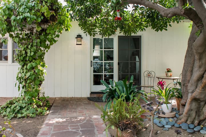 Contemporary Cottage - An Oasis With A Private Heated Pool. - Sherman Oaks - Los Angeles