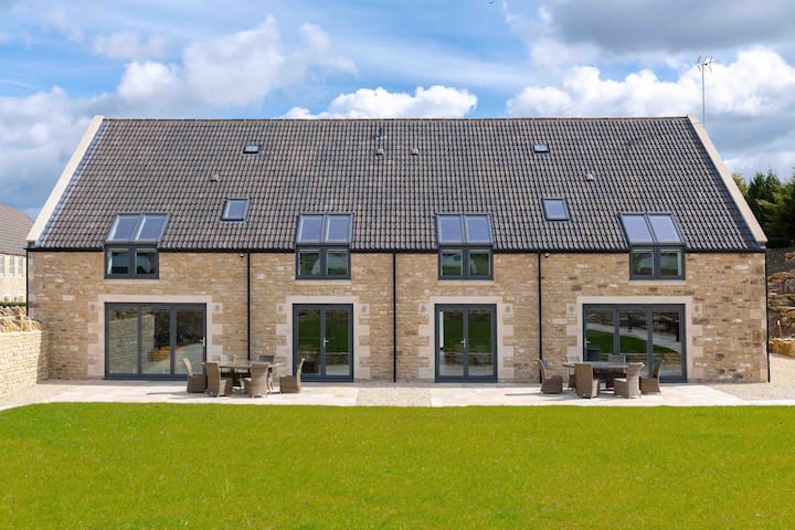 10 Bedroom 10 Bathroom Property - Sleeps 20 - Corsham