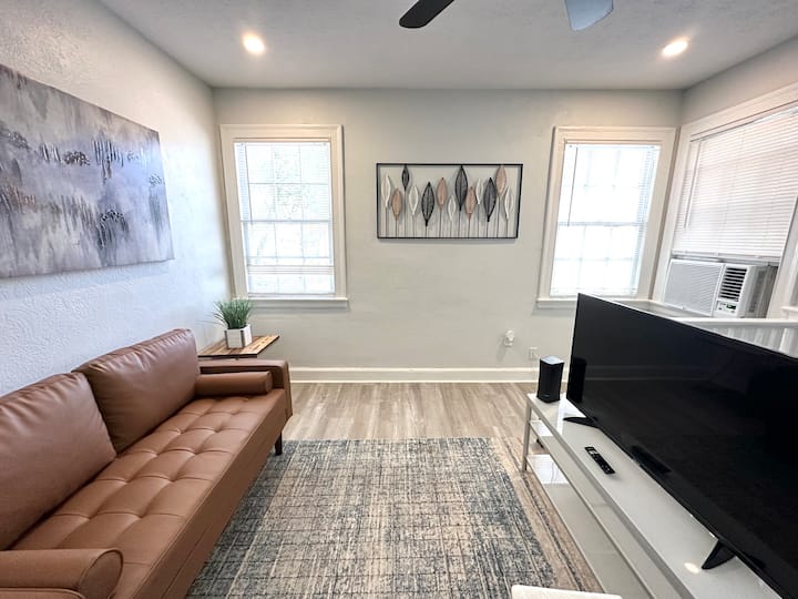 Inn Ybor - Unit C. Remodeled 2nd Floor Apartment - Tampa, FL