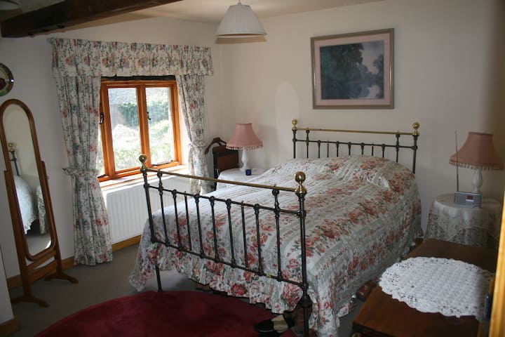 10 Mins From Gatwick Airport - Redhill