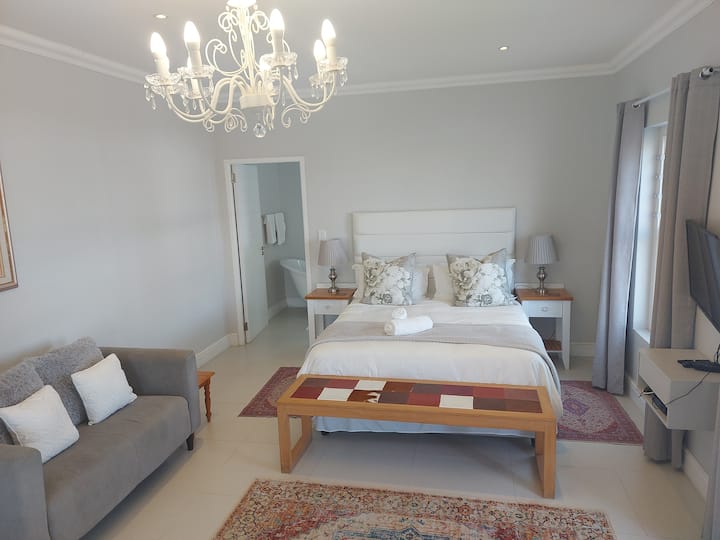 Coral Tree Cottage #2 - No Power Outages And Smart - Hermanus
