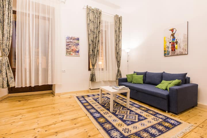 Adorable City Center Apartment With Balcony ★81★ - Tbilissi