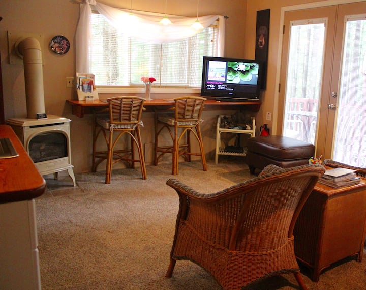 Bear Iris Room - Roaring River Bed & Breakfast - North Bend, WA