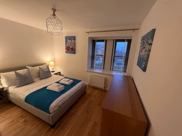 Spacious 3 Bedroom City Centre Flat Sleeps 3 - Glasgow