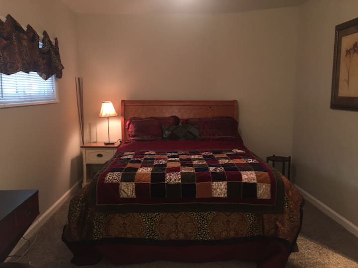 Mt. Shasta Master Room-forested Setting, Pvt. Bath - Mount Shasta, CA