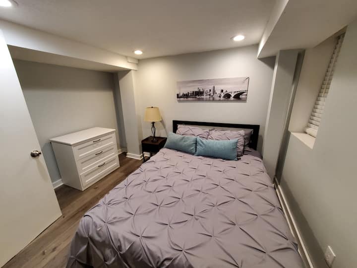 1 Bedroom Garden Level Apartment In Hip Ne Mpls - Minneapolis, MN