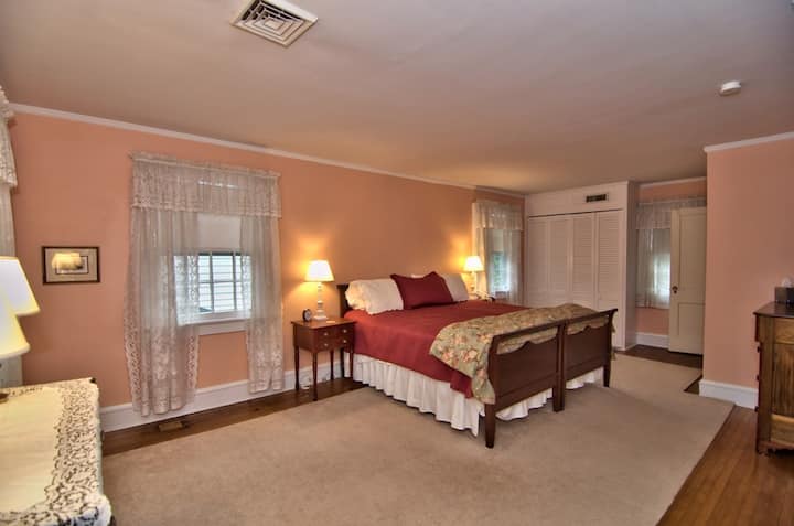Beautifully Furnished Colonial Home - Scranton, PA