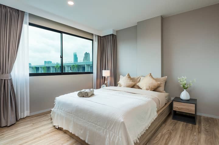 Greenery & Peaceful Gateway In Sathorn Bkk Center - Bangkok