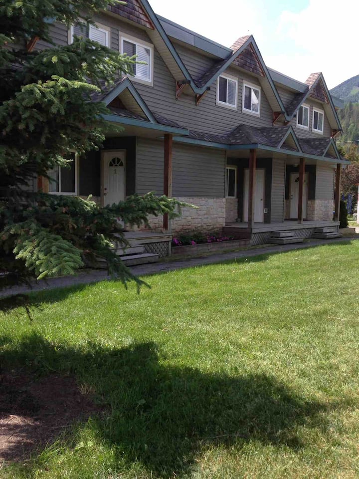 Fernie Hideaway 4/d Fourplex W/3bdrm Each - Fernie