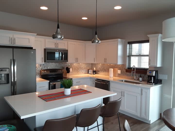 Comfy West Side Townhouse W/ Two Master Suites - Bozeman, MT