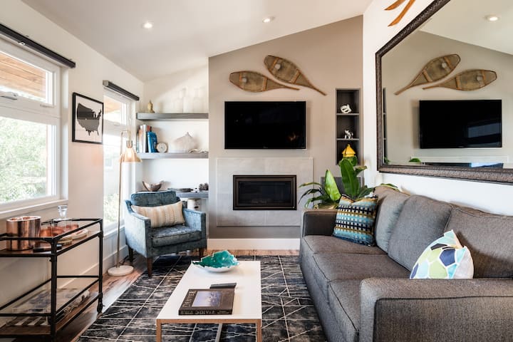 Sit Fireside In A Hip Guesthouse With A Balcony - University of Denver, Denver