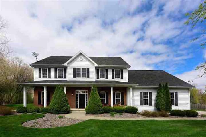 Spacious 5 Bedroom Home Close To Hwy For Eaa - Oshkosh, WI