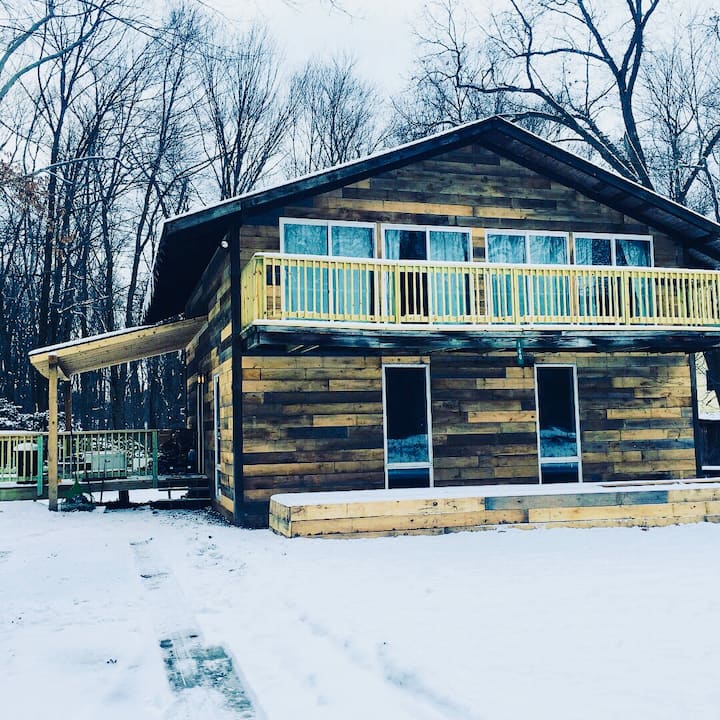 4br Seven Springs Cabin + Big Hot Tub - Living Treasures Animal Park, Jones Mills