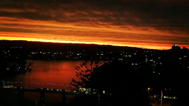 Gorgeous Sunrise & Sunset Views - Surfers Paradise