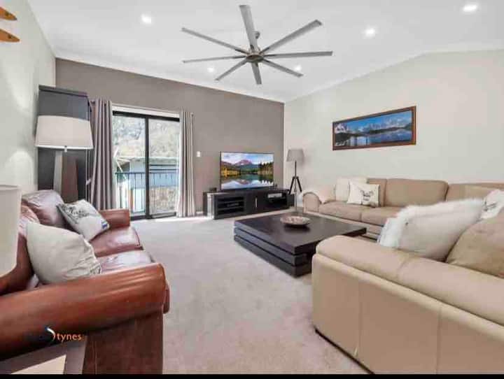Stylish Thredbo Chalet; Walk To Slopes - Thredbo
