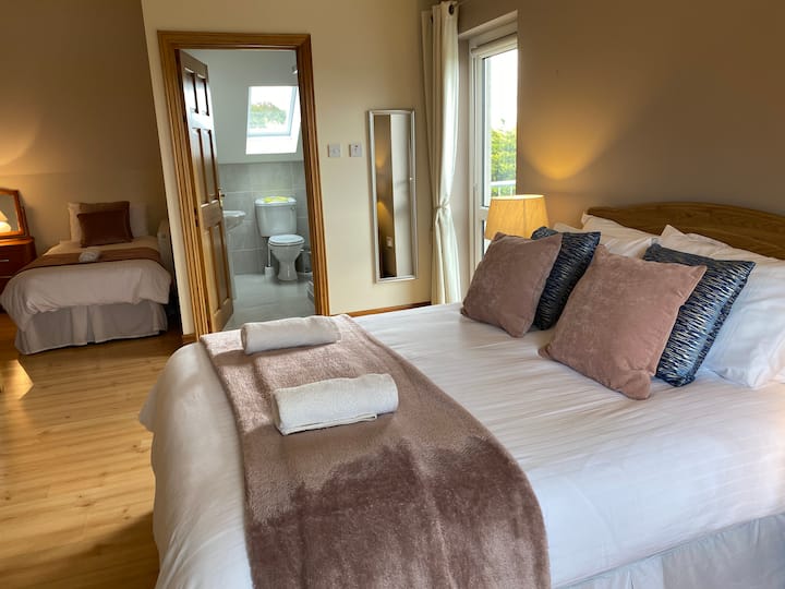 Private Entrance Westport Triple Ensuite Bedroom - Westport