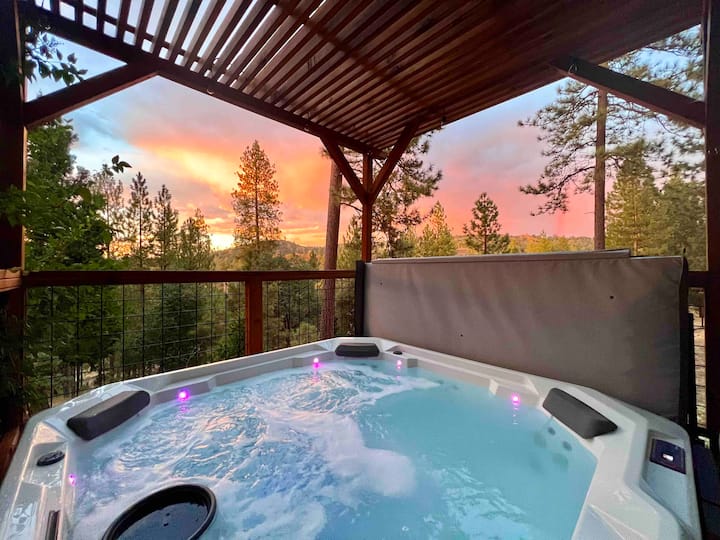 Hummingbird Hideaway Cabin + Guest House + Hot Tub - Groveland, CA