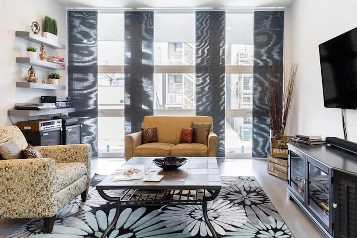 West Town Living In A Bright And Private Room - Chicago, IL