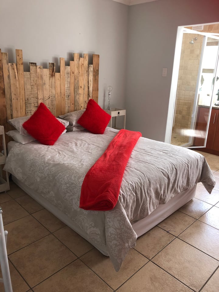 Guest Room In The Blue Pillar House @De Kelders - Gansbaai