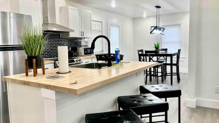 4 Min Riverwalk Fully Renovated Pet Friendly - San Antonio, TX