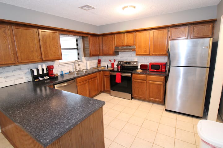 Whole Home | Fenced Yard | Pets Ok | No Chores - Broken Arrow, OK