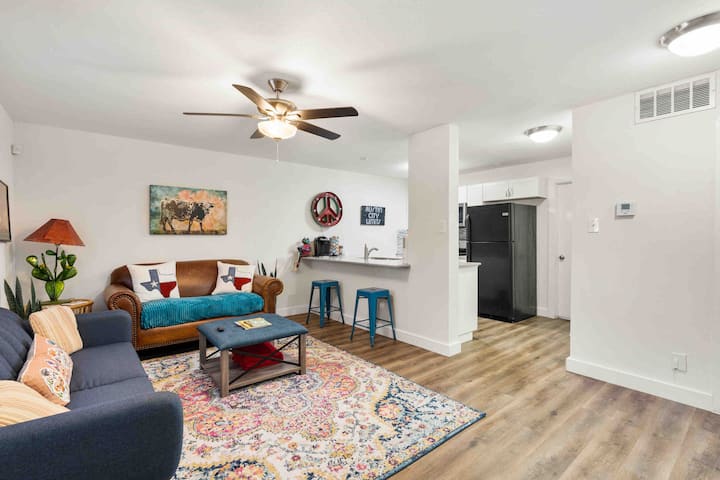 Walk To South Congress From The Peace Condo! - Austin, TX
