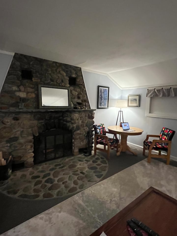 Rustic 1937cabin, Fireplace,
10 Minutes From Ski - Stowe, VT