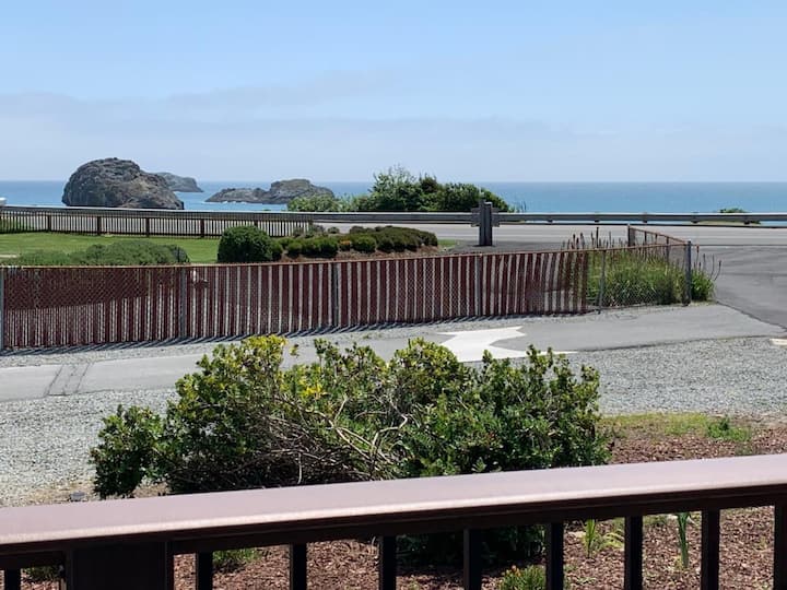 Ocean "Front" Lux, 3 Living Rooms: Seaview House - Crescent City, CA