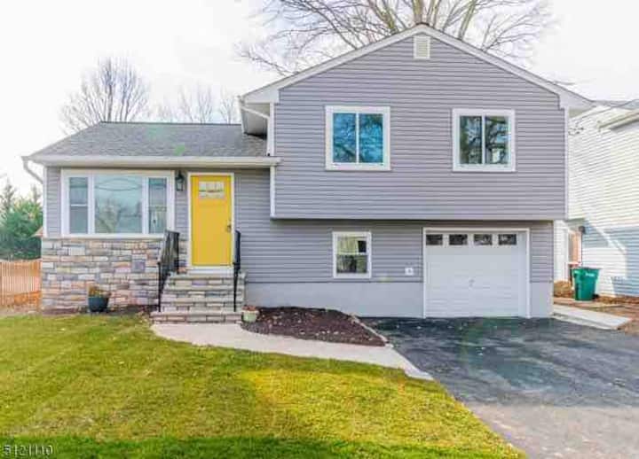 Yellow Door Bnb ( Comfortably Sleeps 16 ) - Edison, NJ