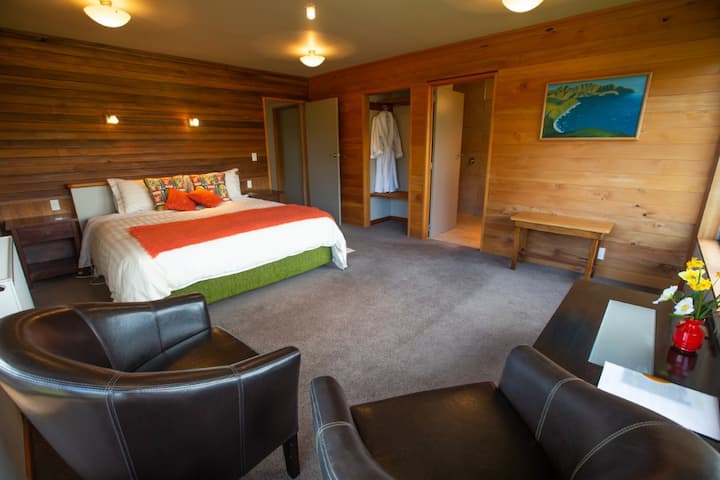 Tawhirimatea (Room Two) - Ross