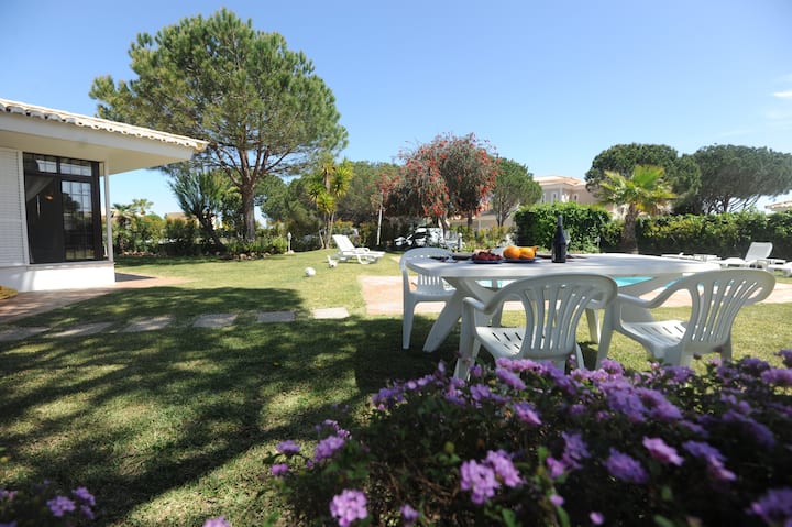 Beautiful Garden Villa In The Golden Triangle - Quarteira