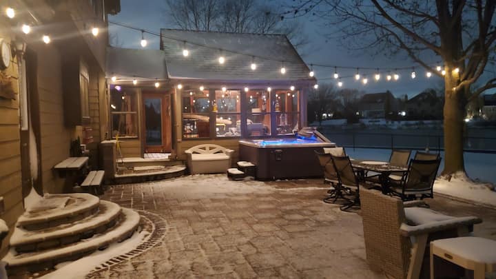 Cozy Lakefront! 
Hot Tub-fishing-kayak &Pool Table - West Chicago, IL
