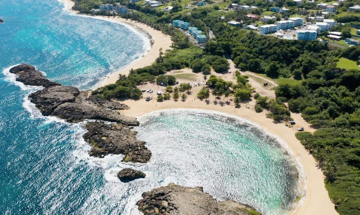 Private Vacation Oceanfront Condo - Manatí