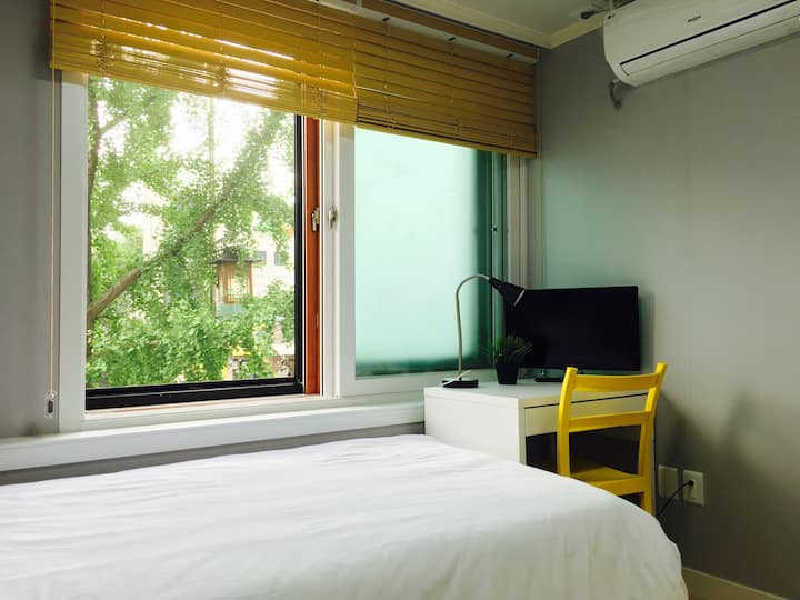 A Bright Yellow Singleroom@daehakro - Seoul