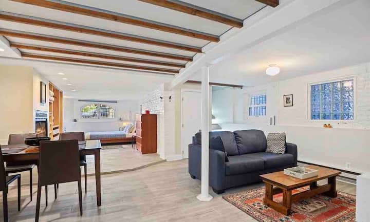 Spacious Studio In Prime Location - Chicago, IL