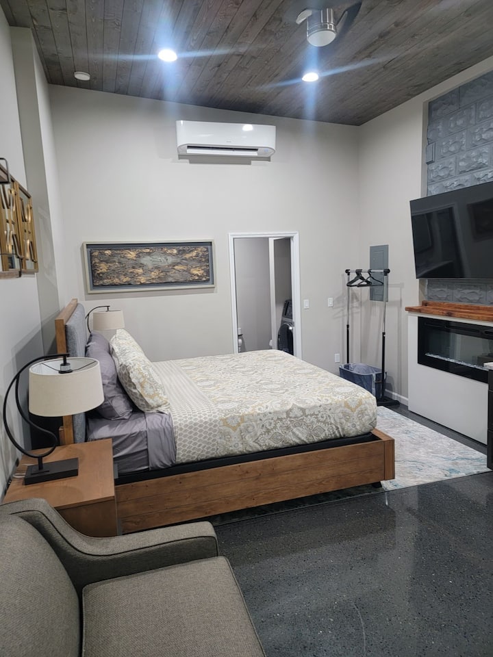 1st St Jewelry Box Suite. - Dubuque, IA