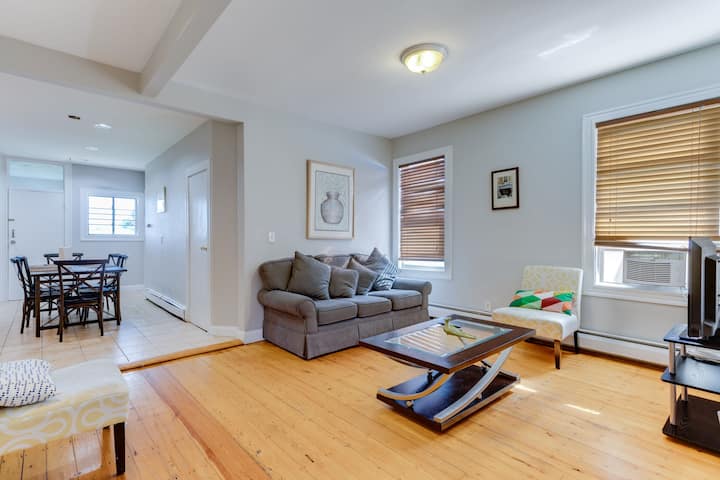 Spacious 3br Boston Condo ! | Walk To Mbta - Newton, MA