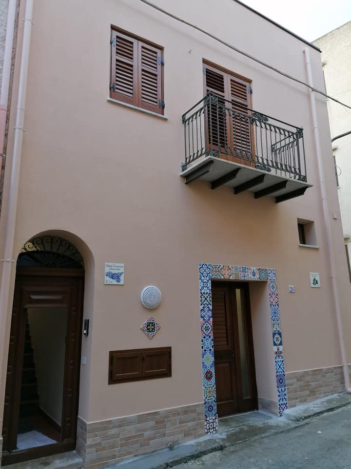 Casa Azzurra. In Pieno Centro A 350 Metri Dal Mare - Castellammare del Golfo