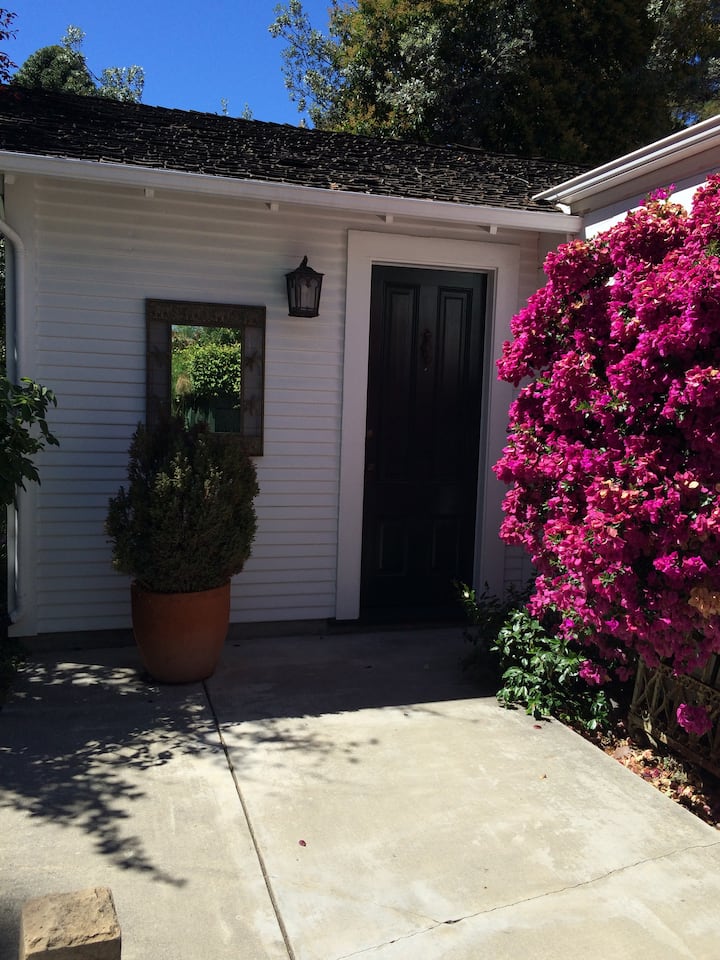 San Jose Rosegarden Cottage - Business Ready - Santa Clara, CA