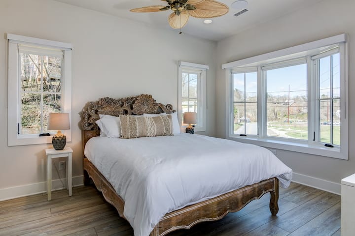 Modern Luxury In Rad, Stylish Balcony - Asheville, NC