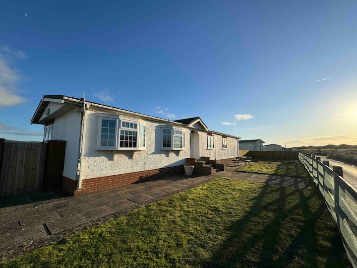 100 Yards From The Beach With Scenic Views. - Borth