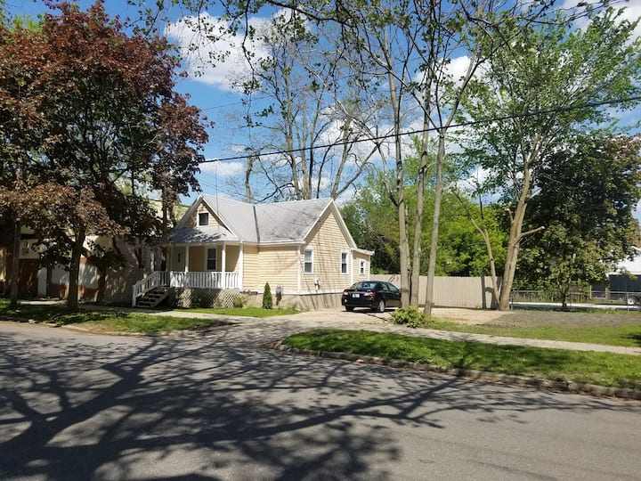 Downtown Grand Rapids Cottage Bungalow Long Term ! - Grand Rapids, MI