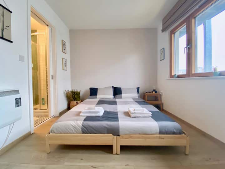 Designer Private En-suite Double Bedroom - London