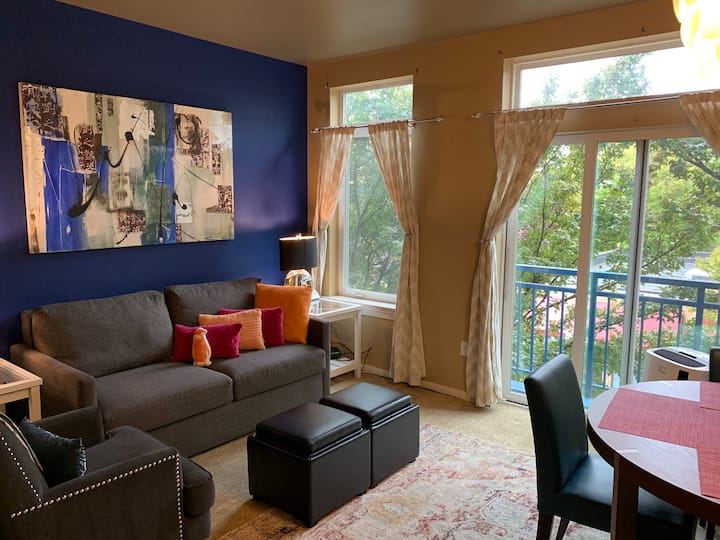 Location!! - Near Everything W/ Parking Included - 시애틀